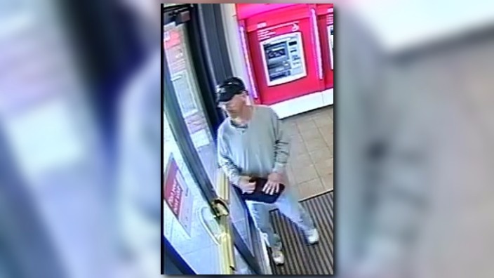 Scottsdale police seek man suspected of robbing bank | 12news.com Scottsdale police seek man suspected of robbing bank | 12news.com